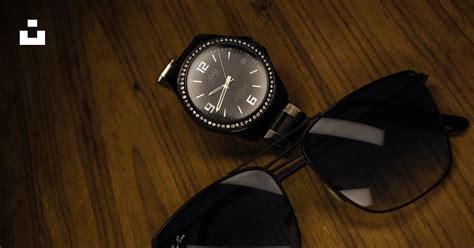 손목에 차고 있는 시계 사진 Unsplash의 무료 손목 이미지