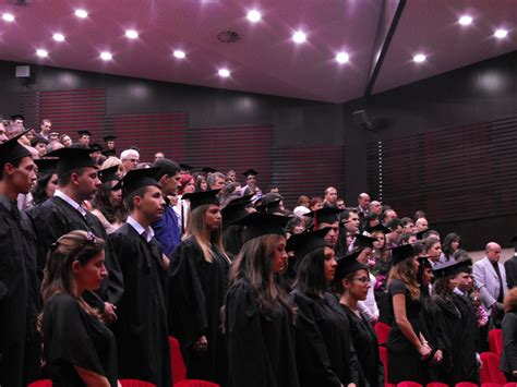 УНСС Бакалаври и магистри от Международни икономически отношения получиха дипломи