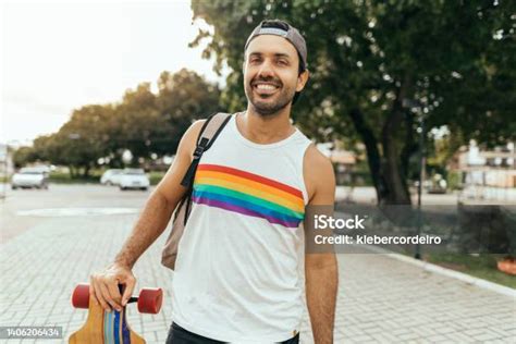 Lgbt 자존심의 상징으로 무지개 색깔의 티셔츠를 입은 스케이트 보드를 가진 잘 생긴 남자 무지개에 대한 스톡 사진 및 기타 이미지 무지개 남자 브라질 Istock
