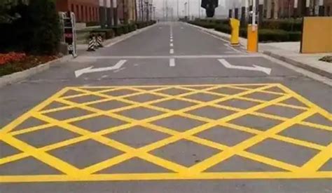 路上黄色填充标线 有驾