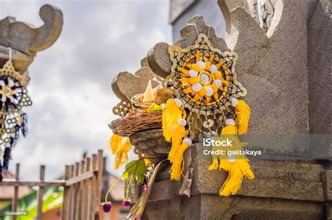 꽃과 향기로운 막대기와 발리의 신들에게 전통 발리 요리 거리가 먼에 대한 스톡 사진 및 기타 이미지 거리가 먼 기도하기 꽃 식물 Istock