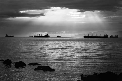 Włoska Prasa Na Oczach Zachodu Rosyjska Flota Widmo Przewozi Broń I