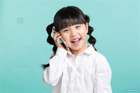 微笑着打电话的小女孩 站酷海洛 正版图片 视频 字体 音乐素材交易平台 站酷旗下品牌
