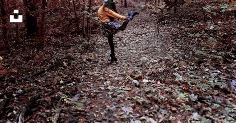 갈색 재킷과 검은 바지를 입은 여자가 낮에 숲을 걷고 있다 사진 Unsplash의 무료 브레멘 이미지