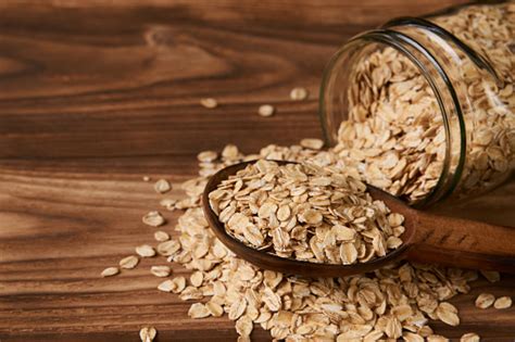 드라이에 압 연 귀리 플레이크 오트밀 오래 된 나무 테이블 클로즈업 0명에 대한 스톡 사진 및 기타 이미지 0명 갈색 개념 Istock