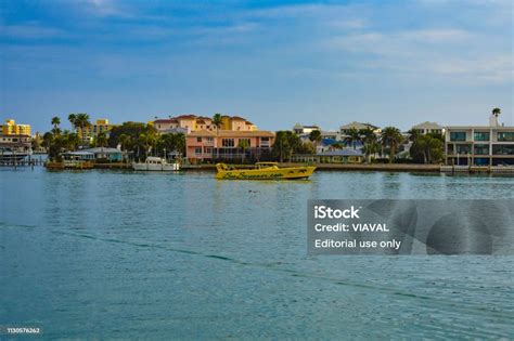 클리어워터 비치 플로리다 1 월 25 2019 걸프 코스트 해변의 클리어워터 마린 지역에 가까운 노란 보트를 즐기는 사람들