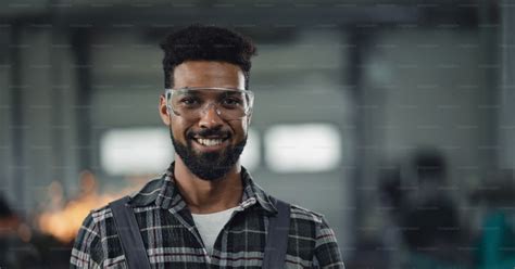 금속 작업장에서 실내에서 일하는 젊은 산업 남자의 초상화 카메라를 보고 있습니다 사진 Unsplash의 슬로바키아 이미지