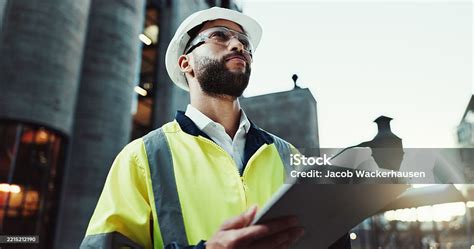 태블릿 엔지니어 생각 및 새벽녘에 건설 계획 및 개발을 위해 야외에서 사람 유지 보수 결정 안전 검사 또는 문제 해결을 위한 도시의 기술 건물 및 건축가 25 29세에 대한