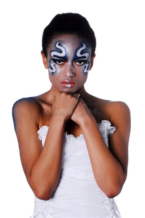 Retrato De La Muchacha Hermosa Del Mulato Con Arte De Carrocería Imagen