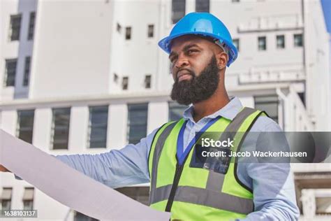 인프라 검사를 위해 건설 현장에 청사진이 있는 엔지니어링 사고 또는 계약자 흑인 남성 평면도 또는 유지 보수 건축 또는 개발 작업을 하는 아프리카 디자이너 25 29세에