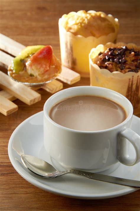 下午茶 库存照片 图片 包括有 烘烤 早晨 美食 茶碟 点心 当事人 玻璃 杯子 食物 21759926