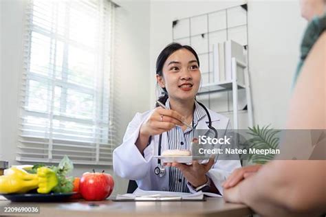 영양 지침과 건강한 선택 의료진이 환자와 디저트와 과일을 나눕니다 영양사에 대한 스톡 사진 및 기타 이미지 영양사 요법