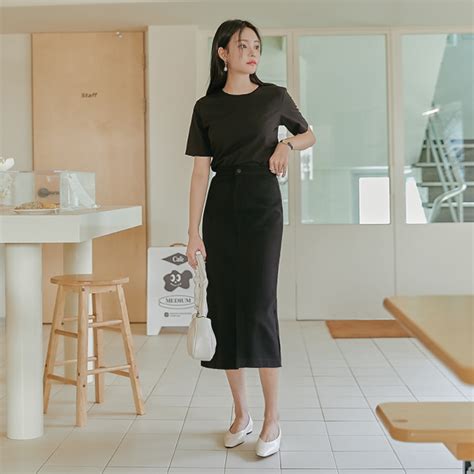 커먼유니크 심플하고 고급스러운 무드의 라운드넥 블라우스🖤 깔끔한 디자인의 손쉬운 매치로 다양한 무드