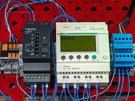 Schneider Electric Wireless And Zelio Demo With A Banner Engineering K100 Pro Daylight Beacon