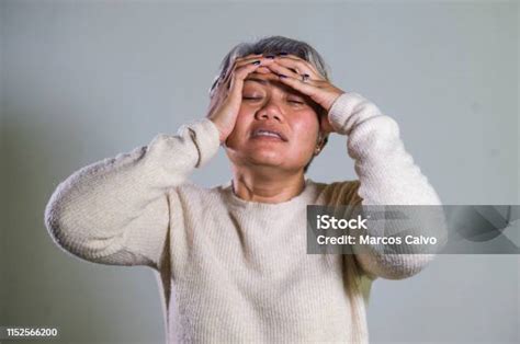 매력적인 슬픈과 우울 중 년의 극적인 초상화 울고 무기력 고통 우울증 문제와 불안 위기의 얼굴 표정에 고립 된 회색 40 44