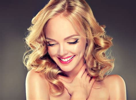 Giovane Ampio Ragazza Modello Dai Capelli Biondo Sorridente Fotografia Stock Immagine Di