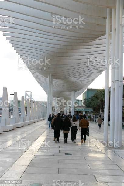말라가 스페인 행진 19 2022 사람들은 하얀 파도와 함께 El Jardín De Las Sorpresas라고 불리는 아름다운 새로운 Muelle Dos 산책로를 따라