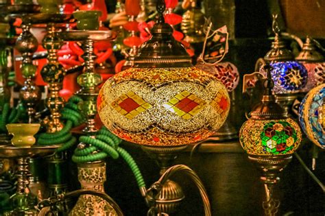 전통적인 밝은 장식 교수형 터키 빛과 선명한 색상에 터키 파빌리온 지구촌 두바이 아랍 에미리트와 다채로운 빛 램프 0명에 대한 스톡 사진 및 기타 이미지 Istock