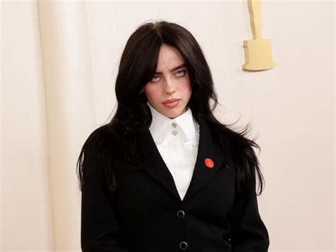 Is Billie Eilish Okay Fans Concerned Over Singers Bite Marks Bruise