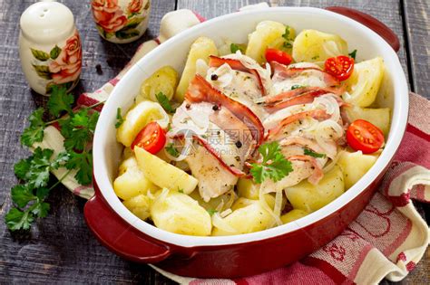 深色木质背景中的烤土豆配鸡肉和培根高清图片下载 正版图片502773901 摄图网