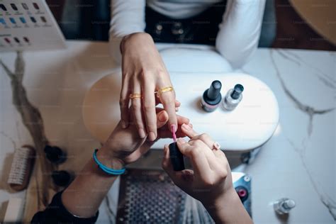 테이블에 앉아있는 두 사람 사진 Unsplash의 손톱 깎기 이미지