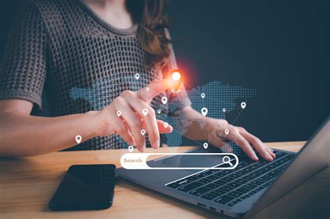 여자는 지도에 있는 한 장소의 가상 화면을 터치한다 소셜 네트워킹 비즈니스 전략 스마트 인텔리전스 디지털 마케팅 기술 및 글로벌