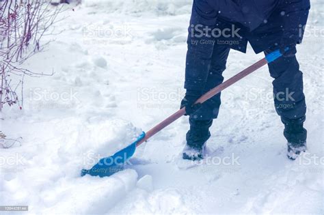 눈 삽을 가진 남자가 겨울에 도로를 청소합니다 눈이 내린 후 눈을 밀치고 있는 남자 눈 냉동상태의 물에 대한 스톡 사진 및 기타 이미지 눈 냉동상태의 물 삽 파기