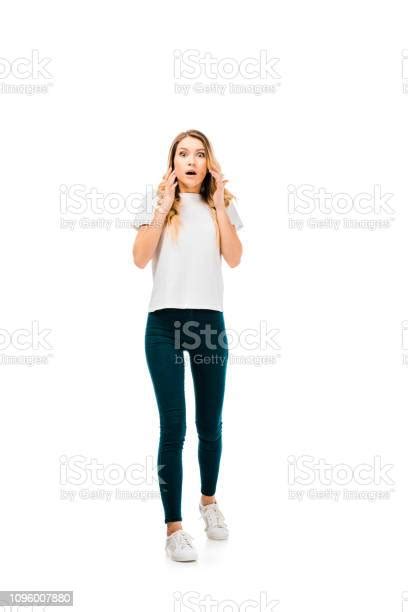 흰색 절연 카메라 보고 무서 워 젊은 여자의 전체 길이 보기 무서움에 대한 스톡 사진 및 기타 이미지 무서움 한 명의 여자만 전신 Istock