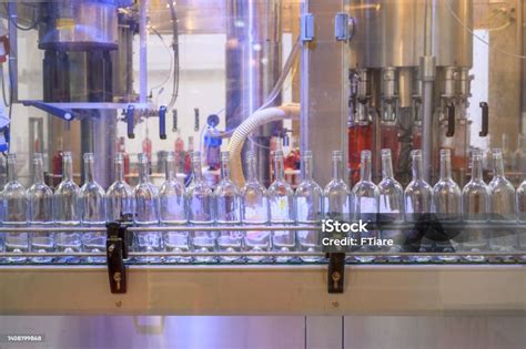 와인 공장의 자동 컨베이어 라인에 유리 빈 병 와이너리 알코올 음료를 병입하기위한 식물 산업 생산 라인 무인 작동 코르크 씰링 0명에 대한 스톡 사진 및 기타 이미지