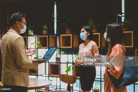 공동 작업 공간에서 노트북에서 작업하는 동안 보호 얼굴 마스크를 착용하는 아시아 기업 동료 3 명 보호 마스크에 대한 스톡 사진 및 기타 이미지 Istock