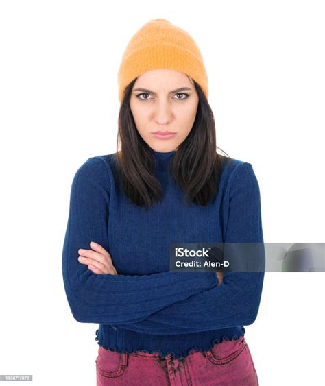 팔을 들고 있는 자극적인 젊은 여성이 흰색 배경에 고립되어 회의적이고 화가 나고 짜증나는 얼굴을 하고 교차했습니다 독일에 대한 스톡 사진 및 기타 이미지 Istock