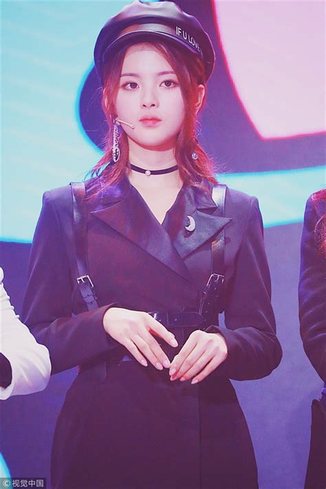 锦鲤女神杨超越从土妞变时髦 上演制服诱惑扮“警察”时尚环球网 锦鲤女神杨超越从土妞变时髦 上演制服诱惑扮“警察”时尚环球网