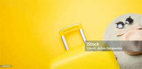 평면 노란색 바탕에 휴식을 위한 액세서리와 노란색 가방을 하다 여행 나머지와 휴식의 개념입니다 배너 광고에 대 한 계절에 대한 스톡 사진 및 기타 이미지 Istock