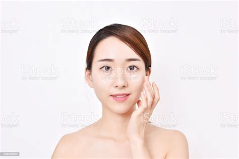 뷰티 스킨 케어입니다 화장품 얼굴 크림을 적용 하는 아름 다운 여자 여성에 대한 스톡 사진 및 기타 이미지 여성 여자 여자만 Istock