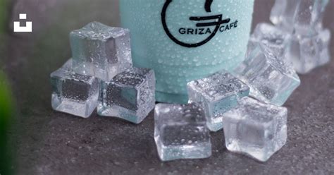 얼음 조각 위에 앉아있는 커피 한 잔 사진 Unsplash의 무료 커피 이미지