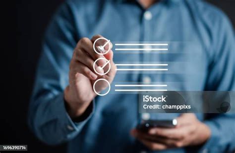 온라인 설문조사 작성 및 디지털 양식 체크리스트 품질 검사 개선 표준화 인증 규정 서비스 및 표준 준수 체크리스트에 대한 스톡 사진 및 기타 이미지 Istock