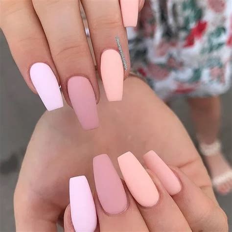 13 Manicuras En Tonos Mate Que Te Harán Ver Y Sentir Elegante Long Nails Stylish Nails Short