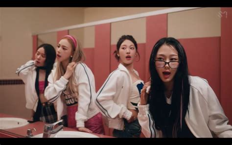 홗읺절차 On Twitter 이 컷들이 좋았음 1 2짤은 미국 하이틴이 아니라 한국판 퀸카로살아남는법 만든 것처럼 착장과 화장실 구조 가 뭔가 친근감 있음