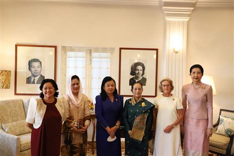 ស្រ្តីទីមួយនៃបណ្តាប្រទេសអាស៊ានទស្សនកិច្ចបណ្ណាល័យសម្តេចម៉ែ នៃមជ្ឈមណ្ឌលឯកសារកម្ពុជា