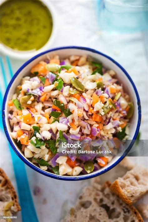 바 삭 바 삭 Cauli 쿠 스 쿠 스입니다 콜리플라워 당근 붉은 양배추 샐러드와 호박 씨앗 파 슬 리 다진 바 질 및 백 리 향 드레싱 꽃 양배추에 대한 스톡 사진 및