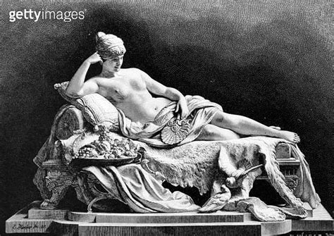Statue of a naked woman lying on a sofa 1394814281 일러스트 무료 일러스트 게티