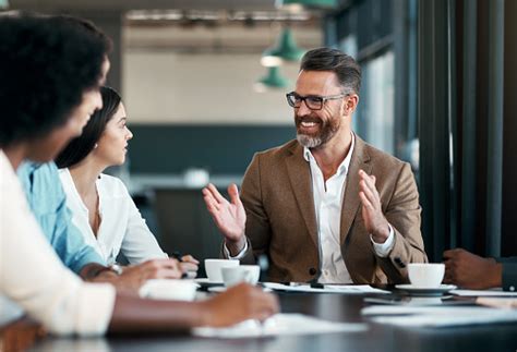 마케팅 전략 계획 및 멘토와의 코칭을 위해 비즈니스 사람들과 만나는 리더십 관리 및 성공 팀워크를 위한 컨퍼런스에서 Ceo 및 직원과의 비전 목표 및 검토 효율에 대한 스톡