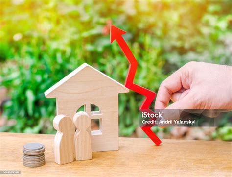 나무 집 빨간 화살표 위쪽으로 돈 부동산에 대 한 높은 수요의 개념입니다 주택 가격 상승 인구 성장입니다 유틸리티의 비용에 있는 증가 속성입니다 개념과 주제에 대한 스톡