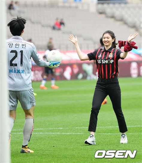 [사진]심석희 아이처럼 해맑은 표정으로 시축