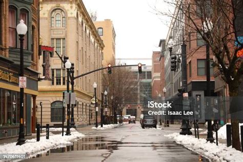 로드 아일랜드 프로비던스 다운타운 건물과 습한 겨울 흐린 날의 도시 거리와 역사적인 전망 0명에 대한 스톡 사진 및 기타 이미지 0명 강 거리 Istock