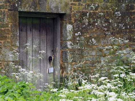 무료 이미지 건축물 꽃 창문 건물 늙은 벽 시골집 뒤뜰 역사적인 정원 유적 유럽 사람 재산 마당