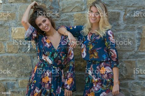 꽃에서 파란 눈을 가진 두 명의 행복 한 여자의 초상화를 패션 드레스 화창한 날에 패션 모자입니다 아름 다운 미소와 건강 한 긴 금발 머리 소녀 20 29세에 대한 스톡