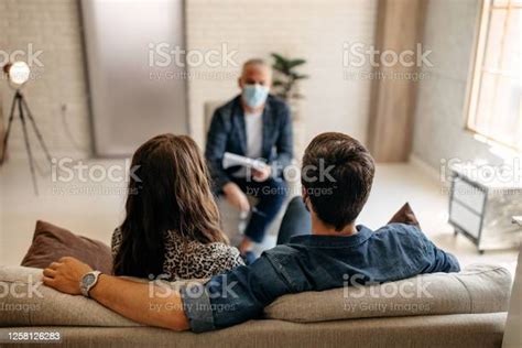 심리학자와 치료 세션에 젊은 부부 커플에 대한 스톡 사진 및 기타 이미지 커플 정신 건강 정신과 전문의 Istock