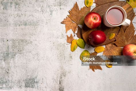 가을 아늑한 구성입니다 붉은 사과 차 한 잔 잎 회색 콘크리트 배경에 플랫 레이 감정에 대한 스톡 사진 및 기타 이미지 감정