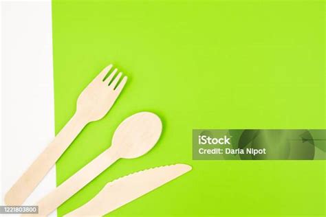 녹색 배경에 친환경 일회용 칼 기구 대나무 나무 포크 칼과 숟가락 폐기물 제로 개념 0명에 대한 스톡 사진 및 기타 이미지